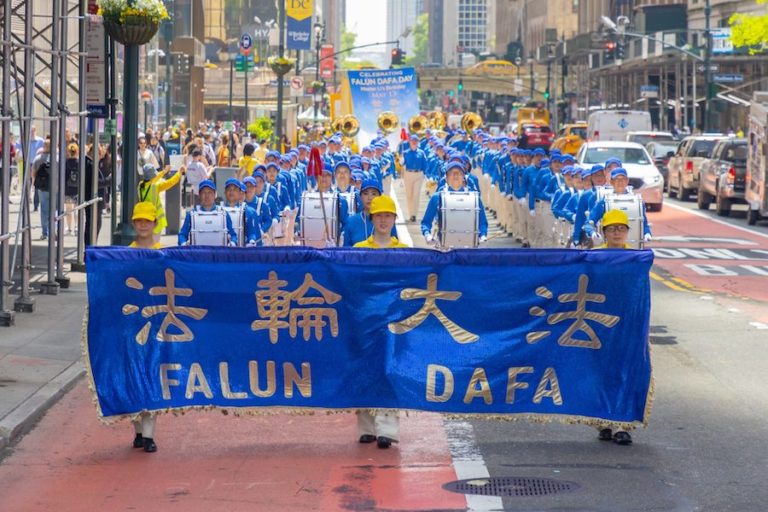 Les pratiquants de Falun Gong célèbrent la Journée mondiale du Falun ...