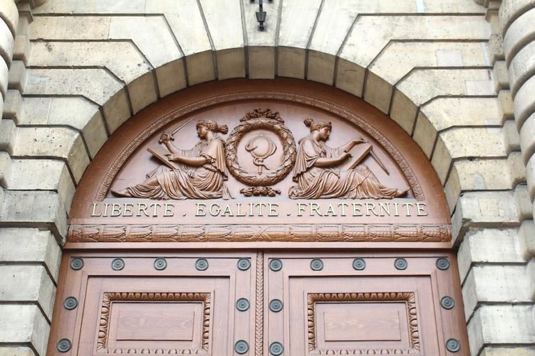 Regard et réflexion sur la devise de la République française : Liberté ...